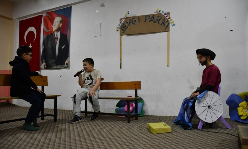 Çaykaralı Profesör 50 sene sonra İlkokulunu ziyaret etti